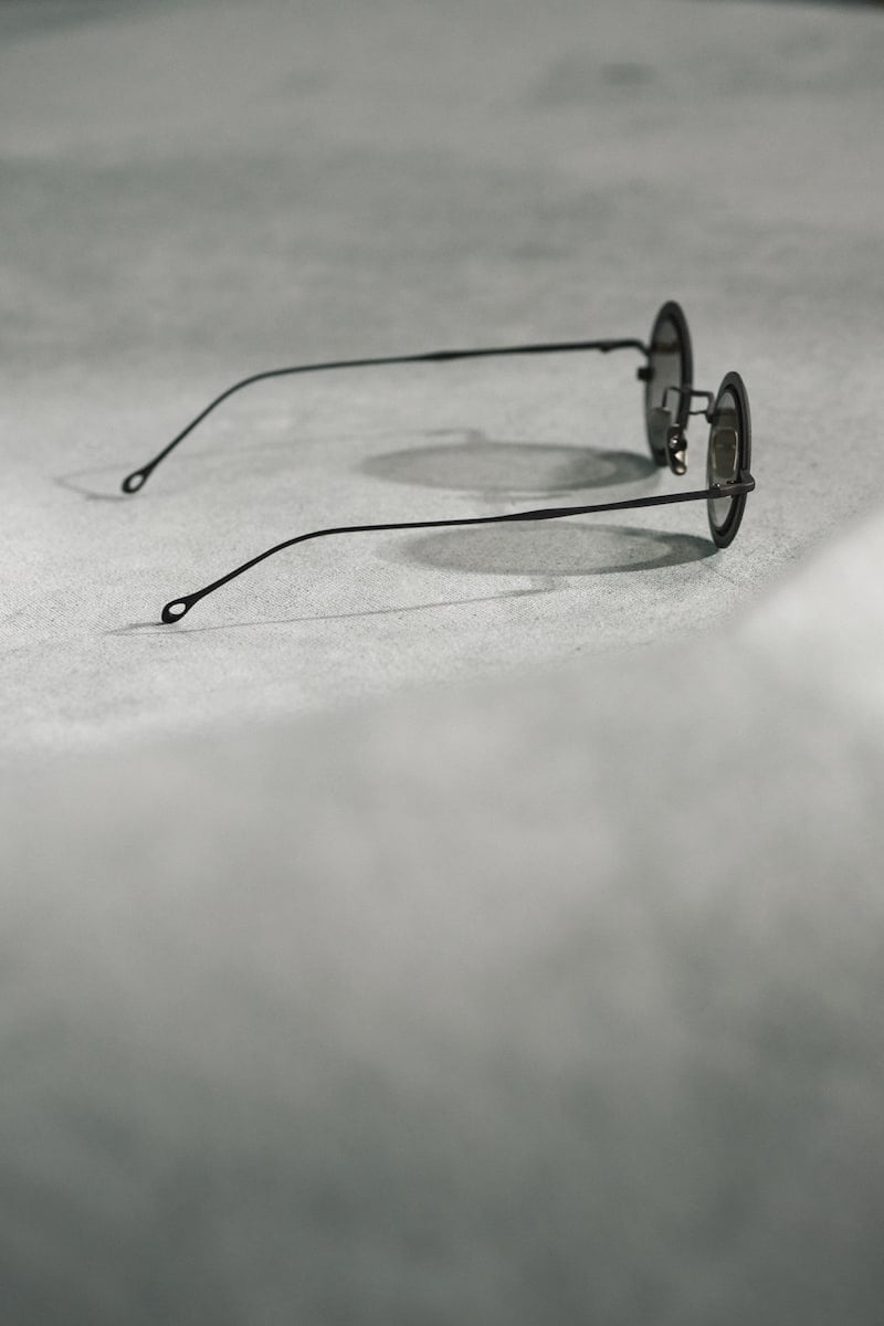 Large, round luxury sunglasses in gray | Rigards RG1009TI