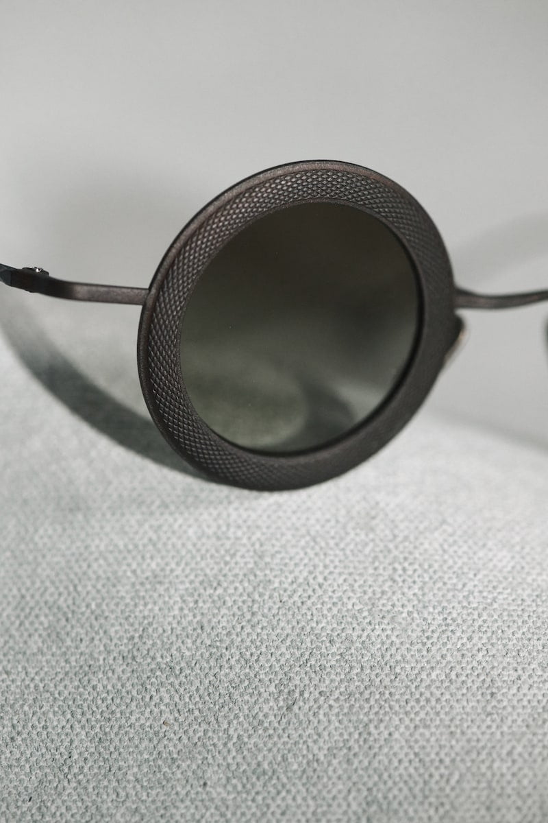 Large, round luxury sunglasses in gray | Rigards RG1009TI